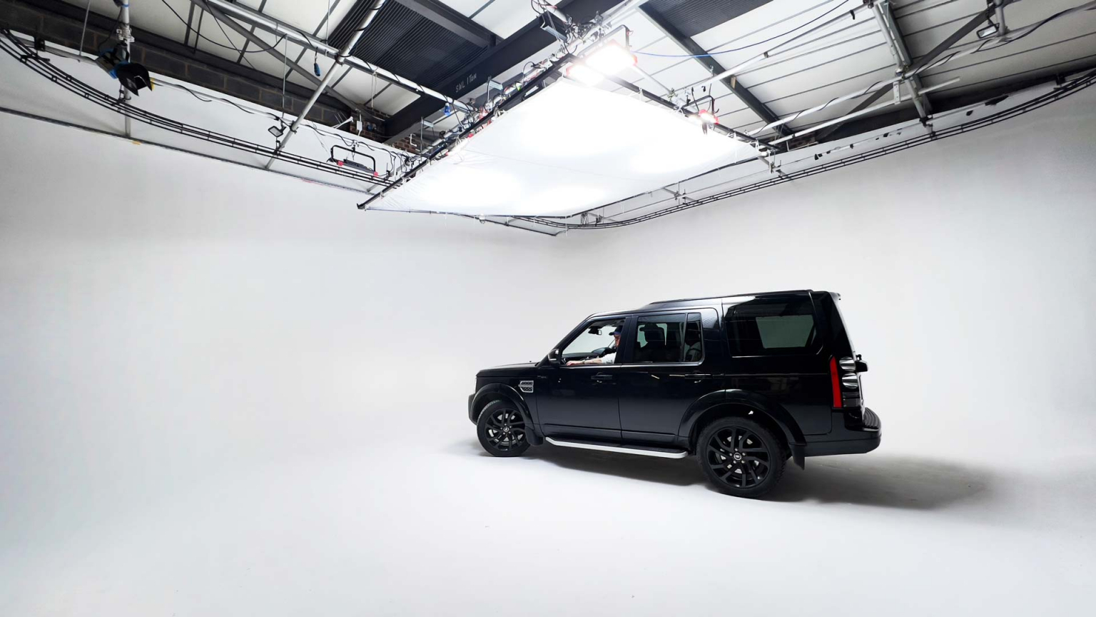 Best All White Studio Space, Hire White Infinity Cove Studio - London - UK