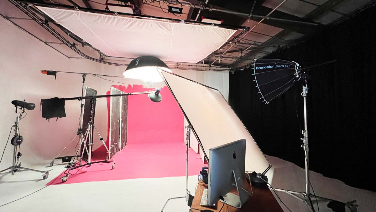 Best All White Studio Space, Hire White Infinity Cove Studio - London - UK