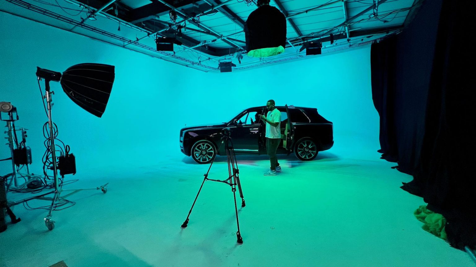 Best All White Studio Space, Hire White Infinity Cove Studio - London - UK